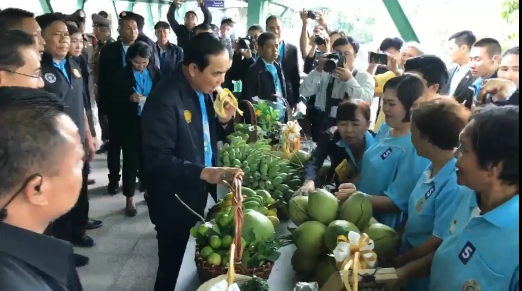 นายกฯขึ้นบีทีเอสตรวจจราจร เปิดใจ ขึ้นครั้งแรกรอบ10ปี! - Bright TV